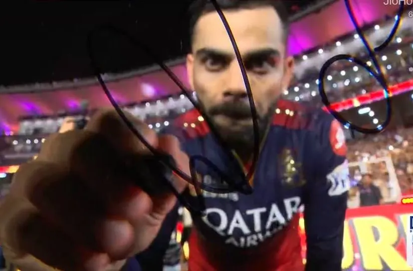 [WATCH] RCB vs PBKS: Virat Kohli signs the camera after winning IPL 2025 Final
