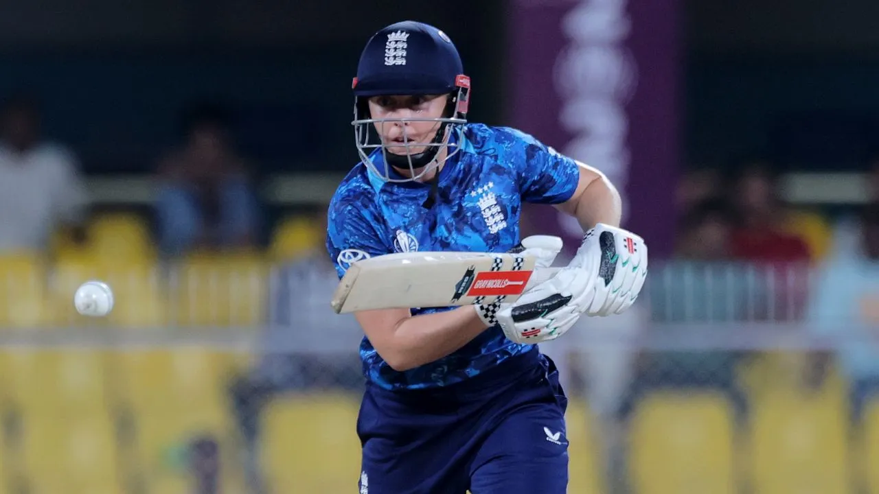 Heather Knight survives two controversial review decisions in BAN-W vs ...